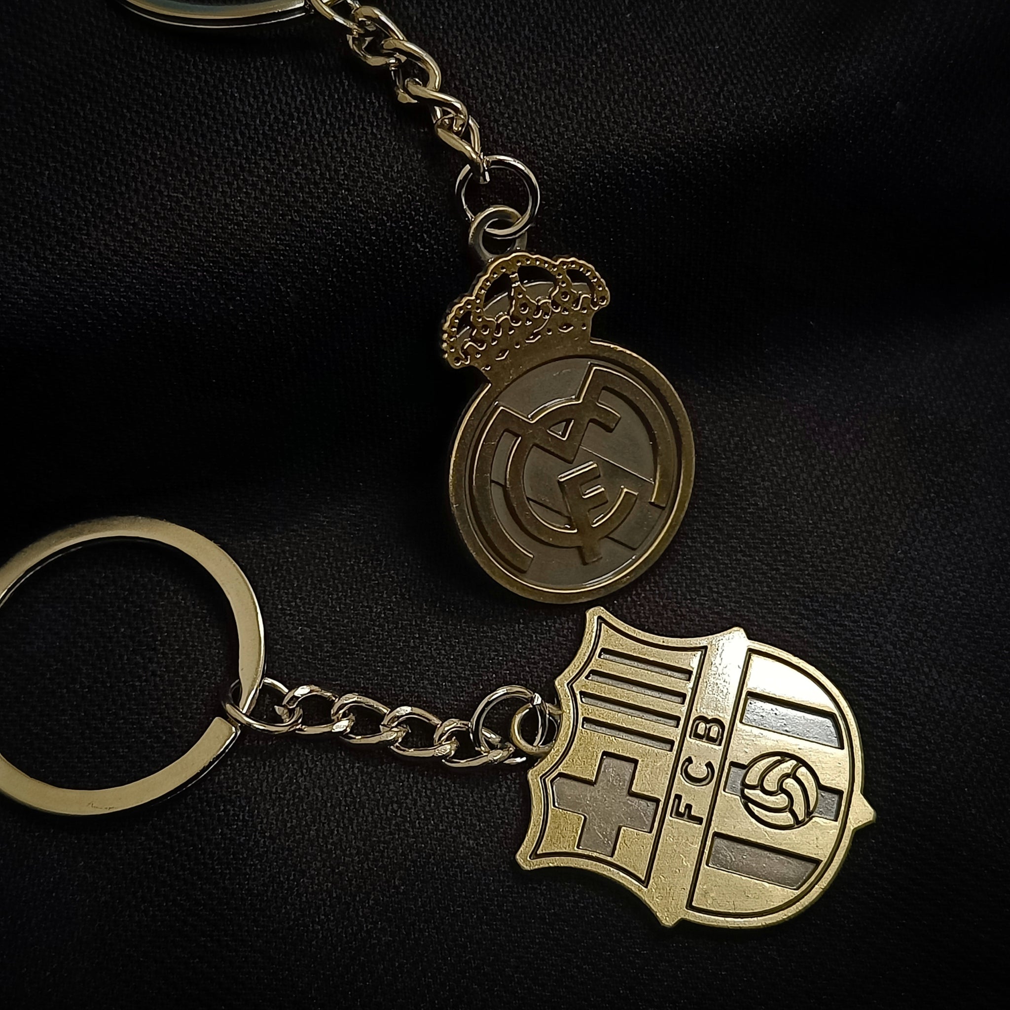 Football Keychains: Real Madrid, F.C Barcelona, Manchester United, Ars ...